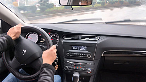 手动挡拐弯技巧, 要不要踩离合换挡? 车主: 看情况