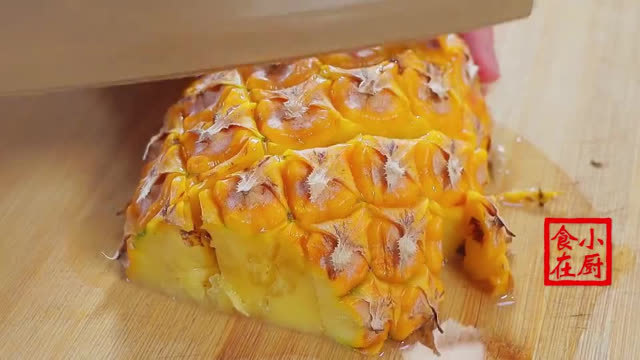 菠萝好吃难削皮,教你3个小妙招,不削皮不挖眼