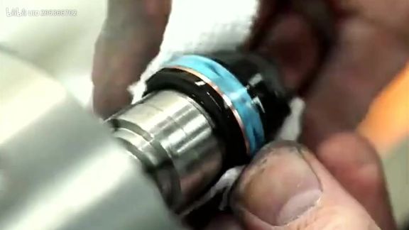 工厂车床技术工,自己制作加工一枚戒指