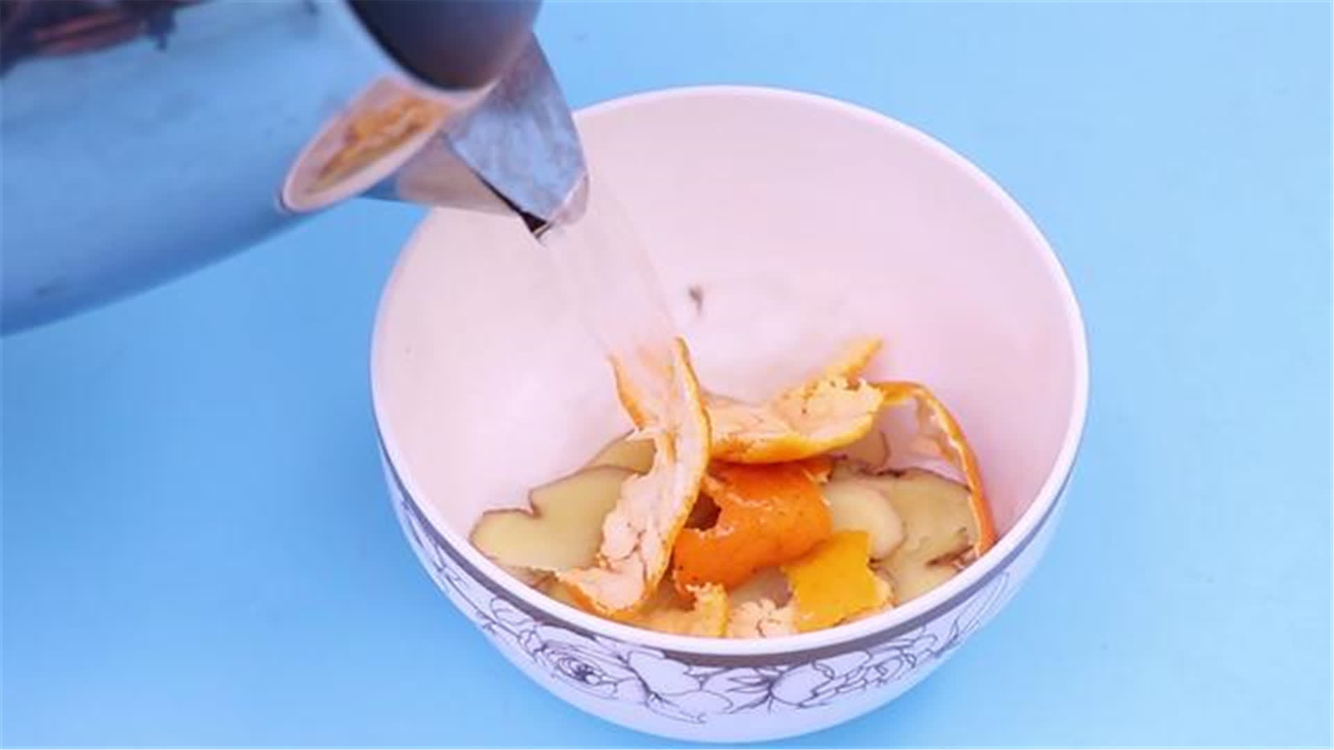 橘子皮加生姜泡水,用途真厉害,解决了不少人...