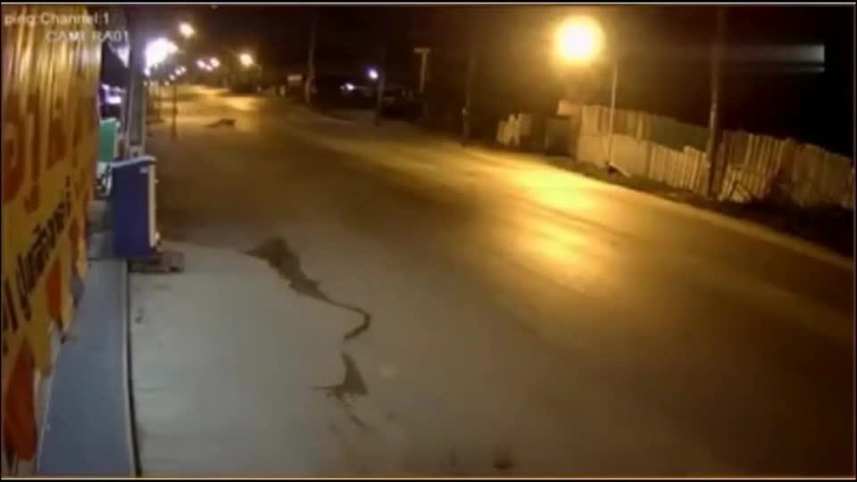 摩托车男子酒驾,撞向路灯身亡,监控拍下全过程