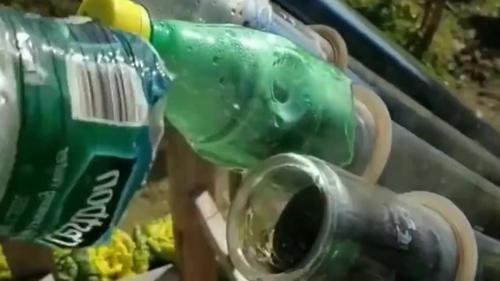 爷爷不愧是科学老师,废物利用简单改造后,就能省下一个太阳能的钱