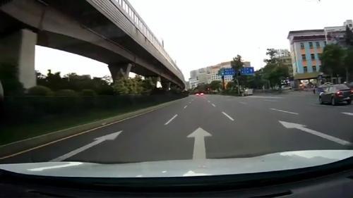 我这暴脾气,现在的电动车三轮车,一个个视死如归