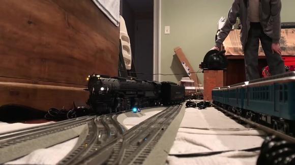 火车迷家里的蒸汽火车模型,这一套要多少钱才买得起呢