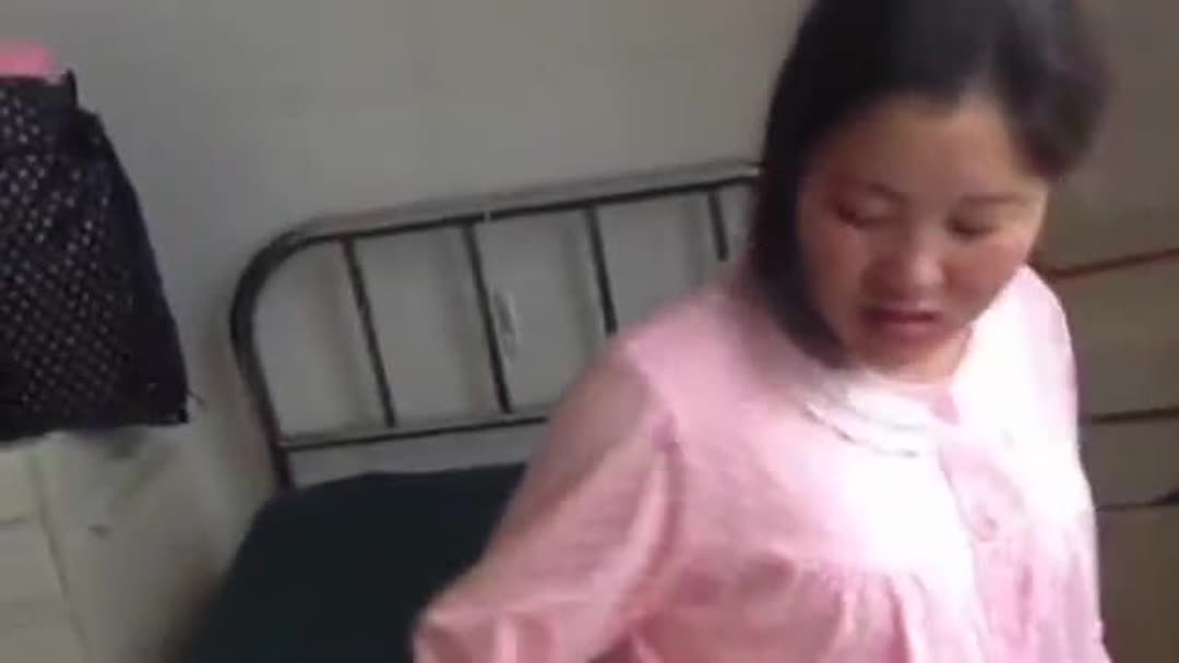 孕妇挺着大肚子疼痛难忍, 看上去好可怜