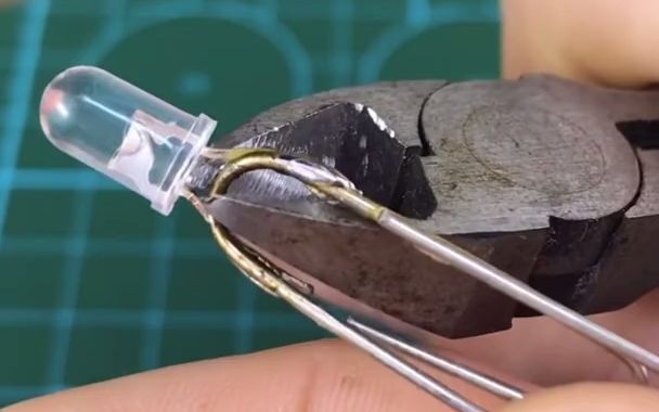 【无厘头手工】教你如何不用电池就能让灯泡亮起