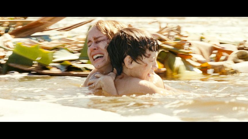 这部好莱坞灾难片,还原真实的印尼海啸,母子海啸中幸存艰难求生