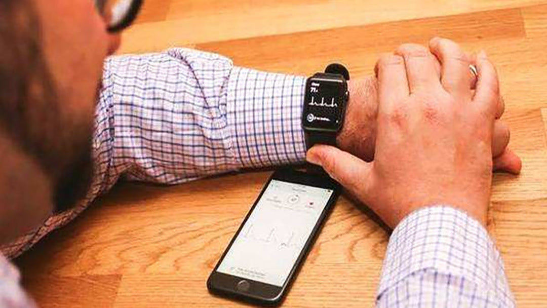 智能手表能救命?Apple watch异常网友去医院检查,果然有问题!