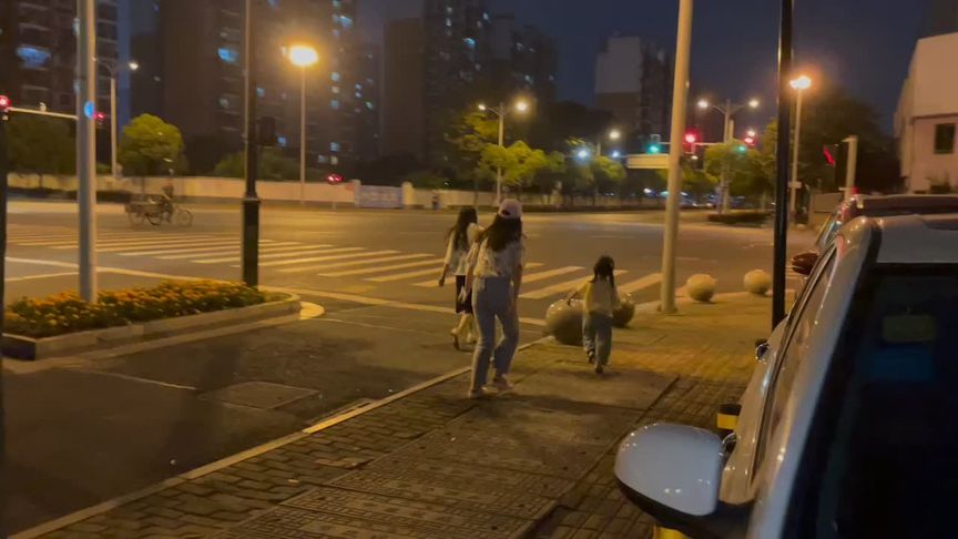 #路人视角 三岁宝宝与人分享宣传单页!