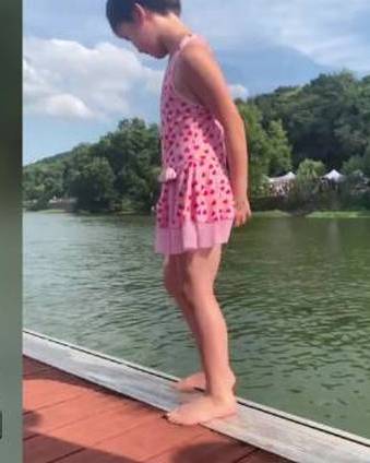 【萌萌的10后女孩多次参加跳东湖!开心得不得了!】8月15日,武汉人...