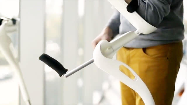 老外发明的拐杖,颠覆传统拐杖设计,让伤残人士走路更方便