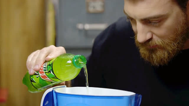 净水器过滤功能怎么样?老外倒一瓶饮料测试,结果你猜到了吗?