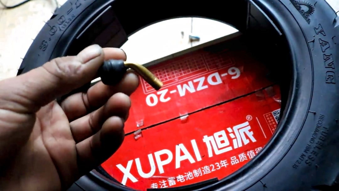电动车维修之真空胎注意要点:轮胎漏气补胎换胎,检查气嘴很重要