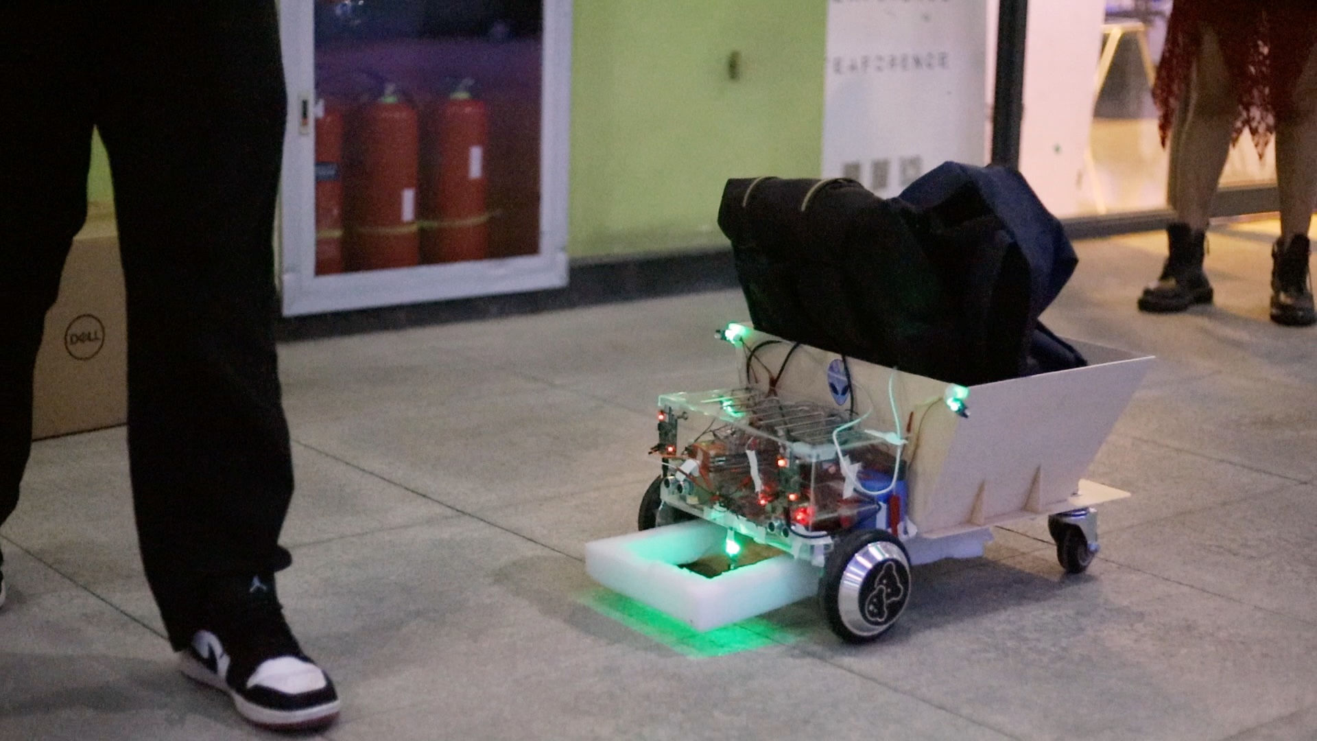 基于树莓派的自动跟随载重小车