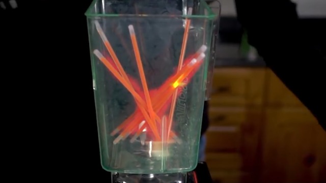 一敲就亮的荧光棒,放进搅拌机中会怎样?前方高能请带好墨镜