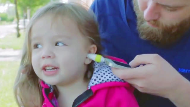 手机的新用法?配上温度计,用手机测体温,大人小孩都能用