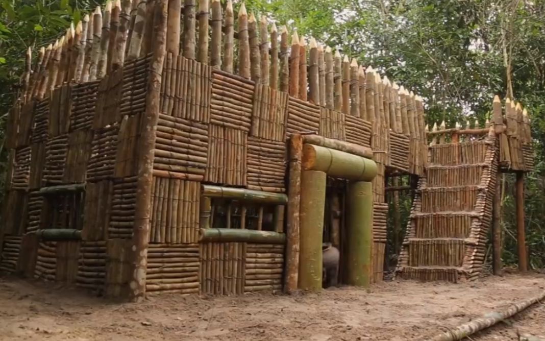 荒野大爷徒手盖木屋,设计的跟山寨一样。