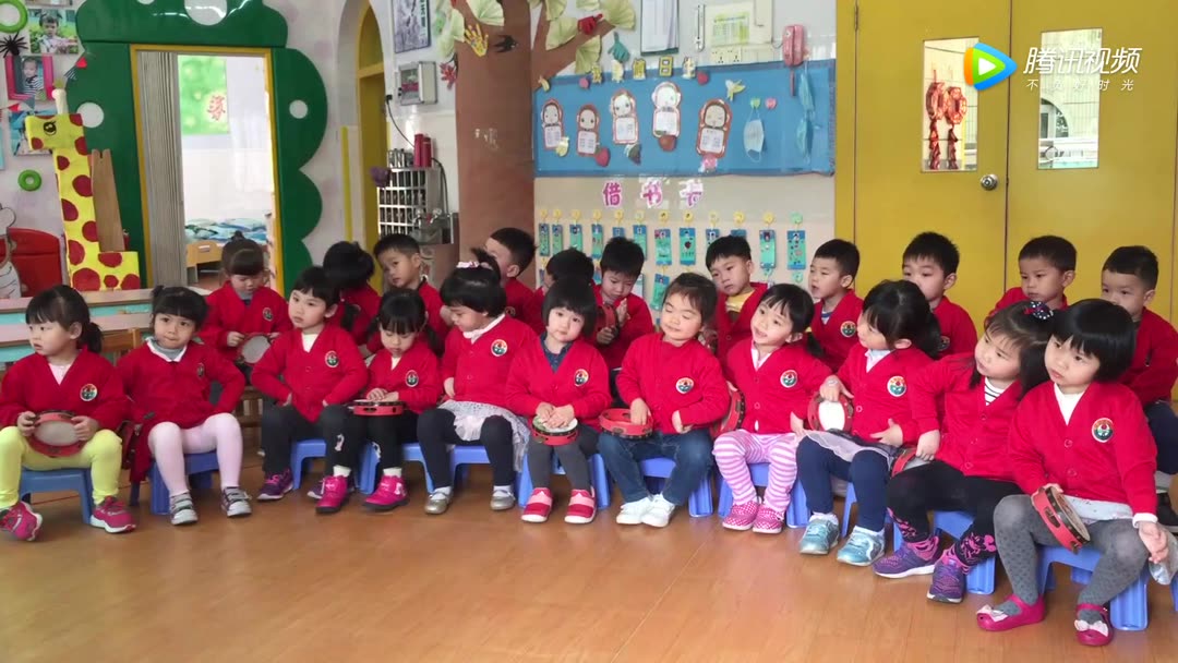 幼儿园小班打击乐游戏《铃鼓拍拍拍》