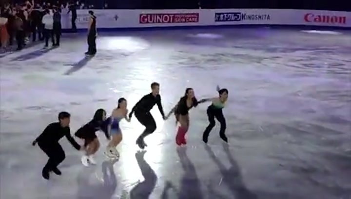 可爱犯规!羽生结弦跳跃大合影摔倒 撒娇卖萌引粉丝尖叫