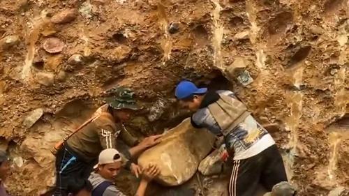 这就是翡翠贵的原因,工人挖个原石真不容易,地形危险也不容易寻找!