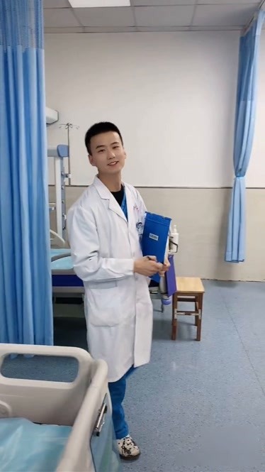 记录今日:清明节抢救12人,有位阿姨说:看着抢救室全是年轻的医护人员,...