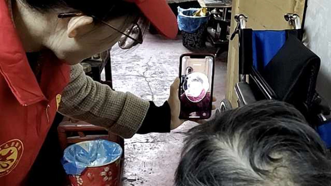 长沙社区志愿者上门帮老人办养老认证,帮用智能手机缴社保