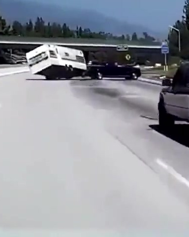 行车记录仪记录下惨烈车祸画面,生命就在一瞬间消失了