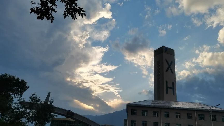 北京天空的颜色依然美丽,乌云半晚霞,画家笔下一幅完美的水墨画