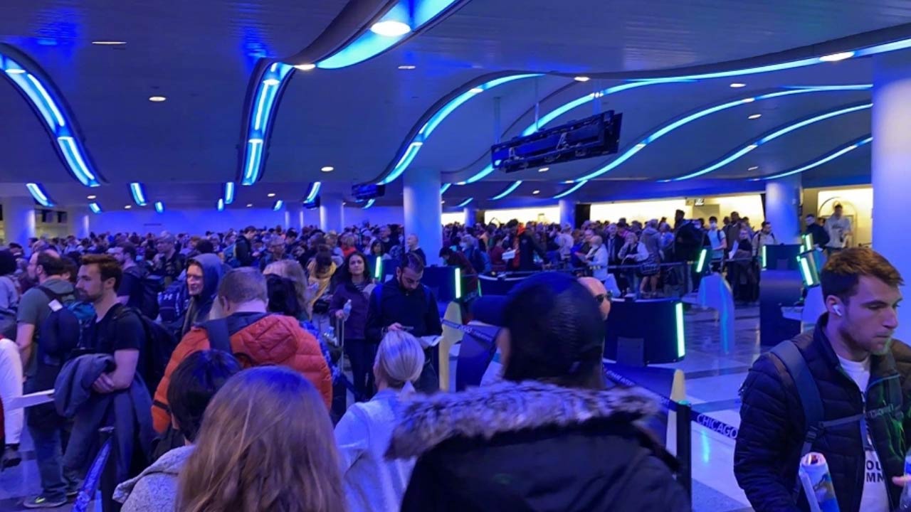 美国机场人满为患排队6小时 现场一个细节令人直呼可怕