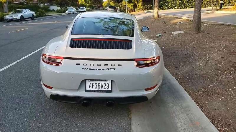 200万买的2019款保时捷911,打开车门坐进驾驶室那刻,觉得买值了