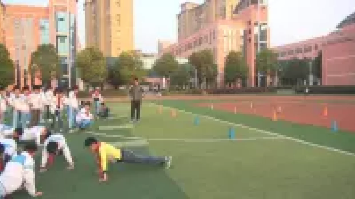 小学体育课——《前滚翻》教学视频