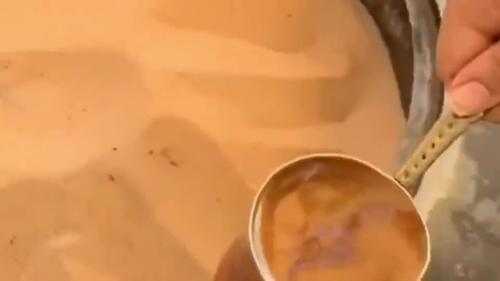 这个咖啡到底是怎么制作出来的,放在沙子里就能煮熟,也太神奇了吧
