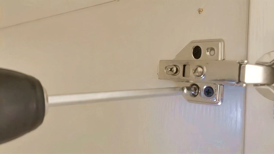 衣柜平开门合页拉手安装方法,有经验的老师傅原来是这样做的