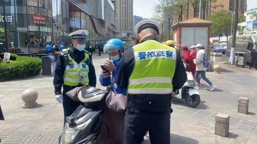 电动车"清街"行动开展,除了戴头盔,电上路还要注意"4不带"