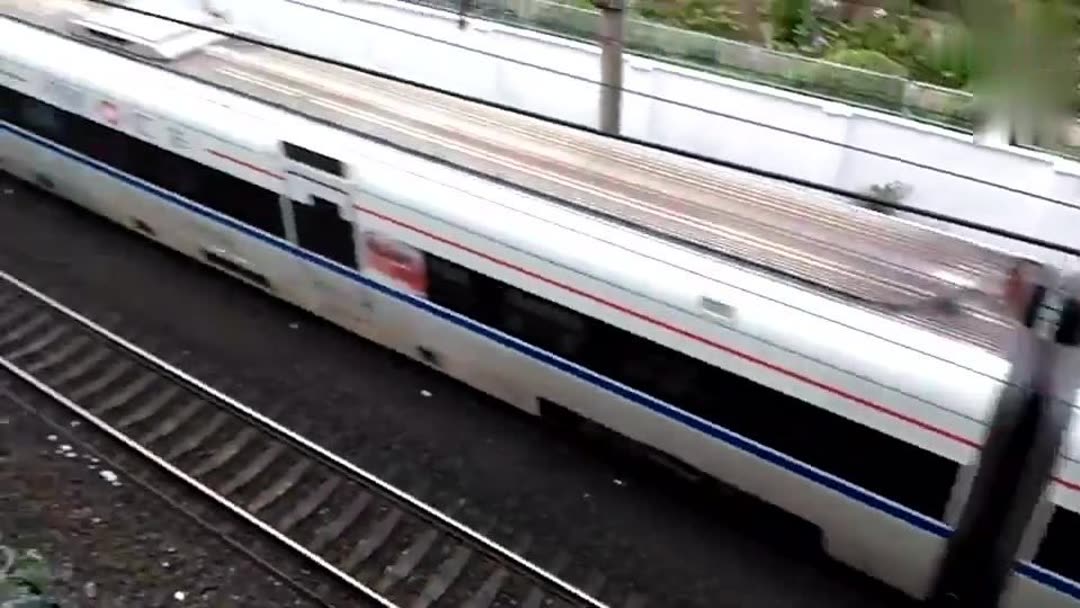和谐号CRH1型电力动车组 经过