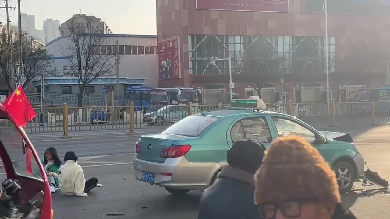 张家口红旗楼出车祸了,出租车撞电动车了!