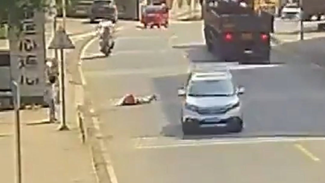 小车路面正常行驶,突然路边学生横穿马路,撞上车门瞬间被弹飞