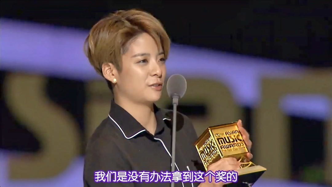 MAMA:当他开口说出中文时,台下观众沸腾了,女汉子的高产国家!