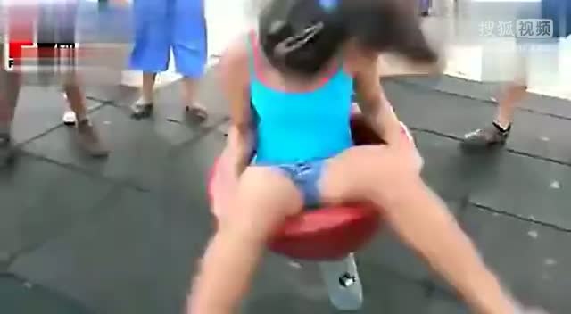 【油(网页游戏开服表)库搞笑】杯具的妹子 摔倒了