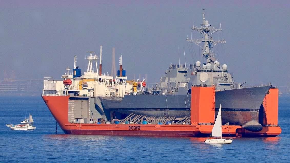 我国造10万吨"大力神叉车",扛起万吨大驱就走,能打包任意航母