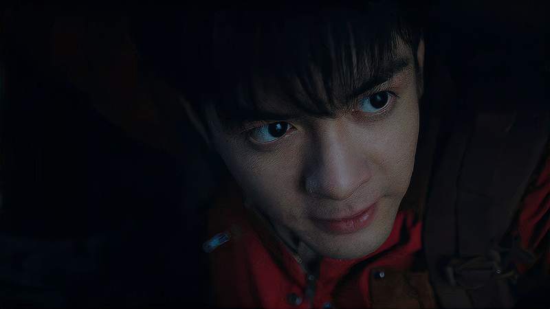 终极笔记:型男被蛇群围攻,遇到生命危险,利用防火毯逃生