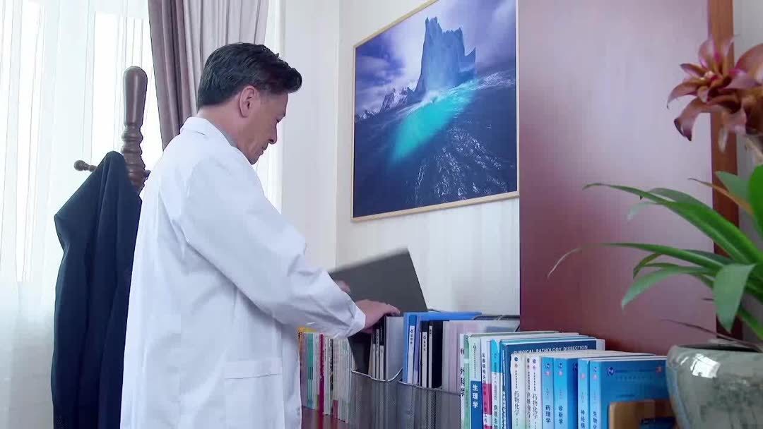 病人闹情绪,医院主任批评主治医师,并决定让他暂时休假