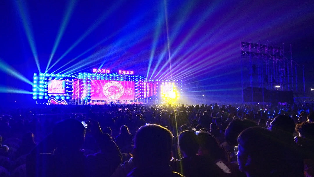 河南小县城花重金举办演唱会,舞台灯光科技感十足,现场人山人海