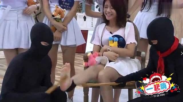 王思聪“选妃”:女神被挠脚心,整个人都抽搐了,脚趾都变形了!