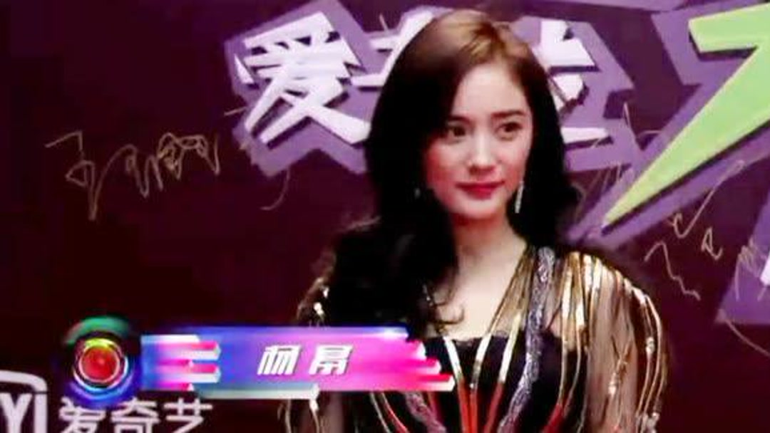 杨幂身穿靓装走红毯,主持人:衣服真的很好看,杨幂:冻死我了