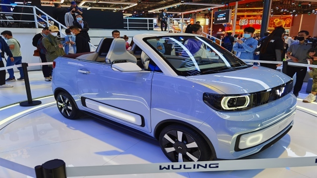 五菱宏光mini敞篷版亮相上海国际车展 你会为它买单吗?