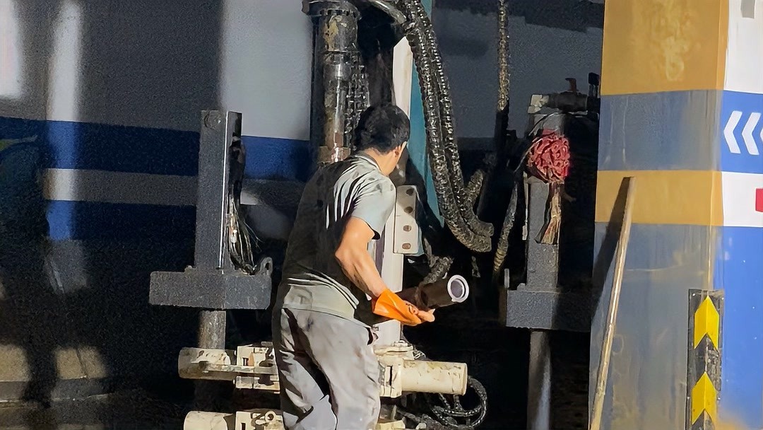 地下室加固,35米深150MM孔抗浮锚杆施工