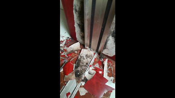 门套潮湿发霉起皮维修前