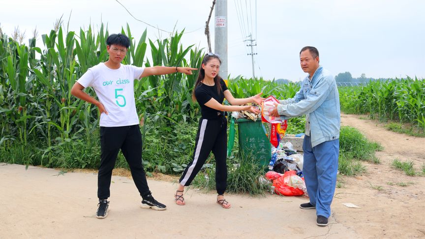 丈夫前妻寄来10万块钱,没想到妻子百般嫌弃扔进垃圾堆,结局暖心