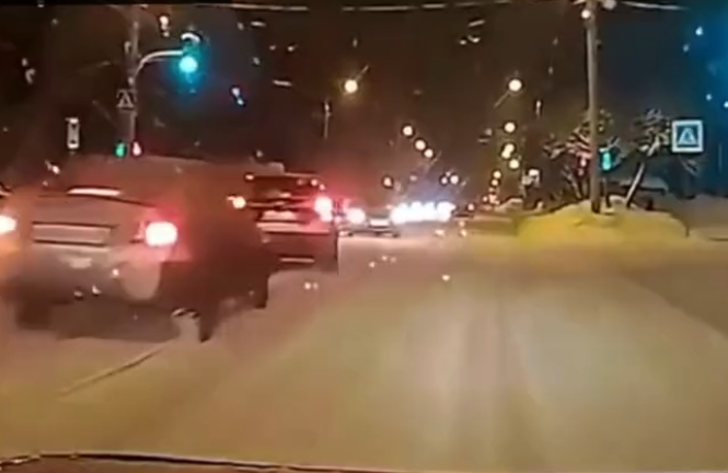 【冬季行车安全】车:我躲,哎呀,这下没躲掉,早知道就跑慢点了